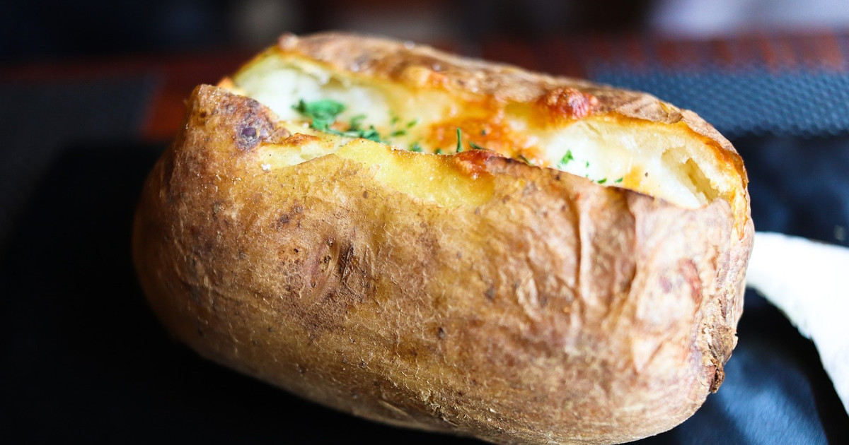 Loaded Potatoes: Rezept mit veganer Frischkäsefüllung | Utopias Rezeptwelt