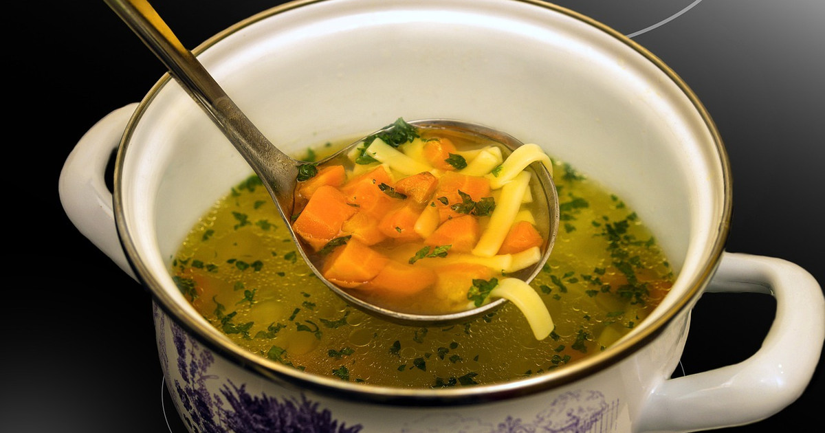 Vegane Hühnersuppe: So hilft sie auch Veganer:innen bei Erkältung ...